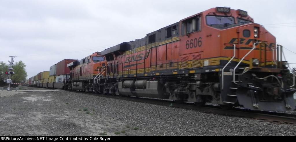 BNSF 6606 is a DPU